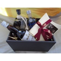 ΚΑΛΑΘΙ ΜΕ (3) ΤΡΙΑ ΠΟΤΑ ΚΑΙ ΚΟΥΤΙ ΣΟΚΟΛΑΤΑΚΙΑ